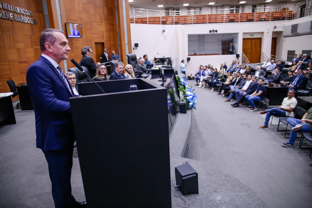 ALMT entrega comendas, títulos de cidadão e moções de aplausos em ...