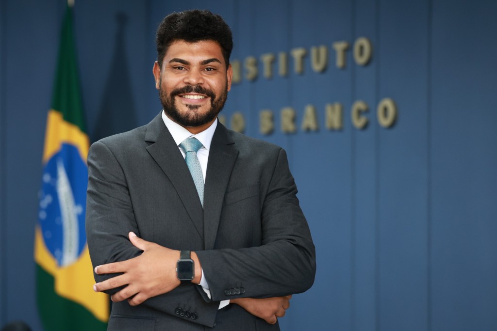 Conheça a história do diplomata que se formou pelo Prouni